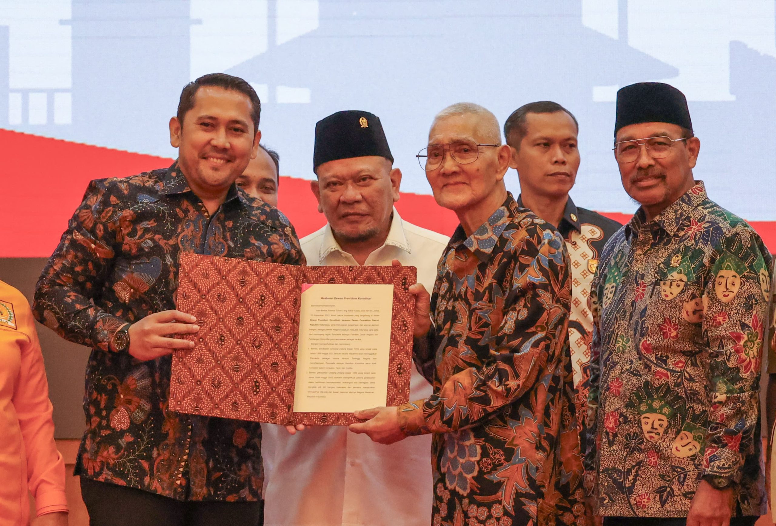 Menguat, Tuntutan Kembali ke UUD 1945 Sebelum Amandemen - Tanganrakyat.id