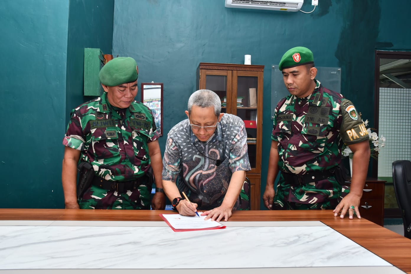 Dukung Produtivits kerja TNI, Pertamina RU VI Salurkan Bantuan untuk Kodim 0616 Indramayu ...